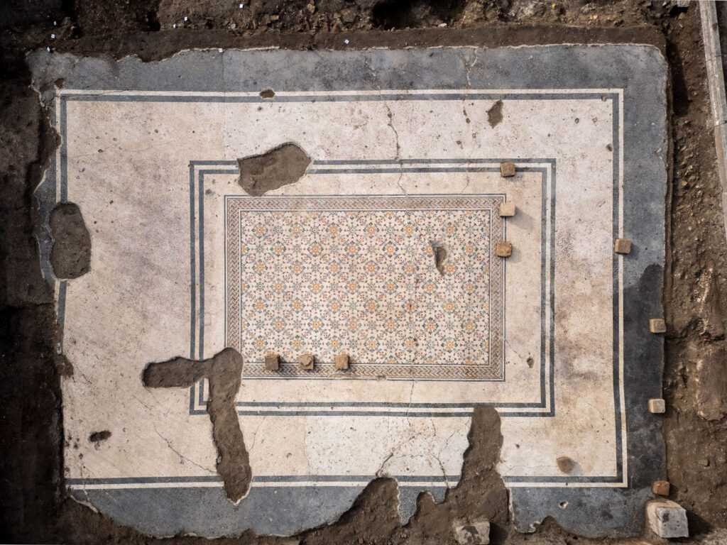 „Blumenteppich“ Mosaik in Italien nach über sechzig Jahren ...