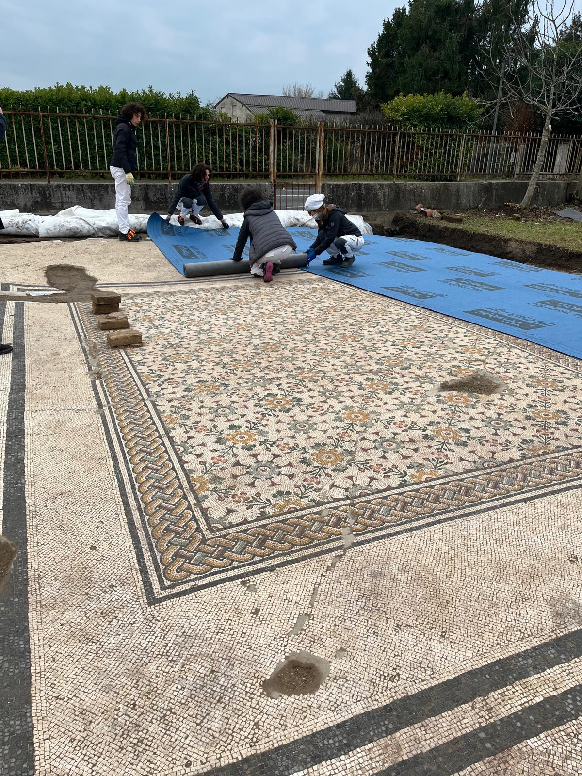 „Blumenteppich“ Mosaik in Italien nach über sechzig Jahren ...